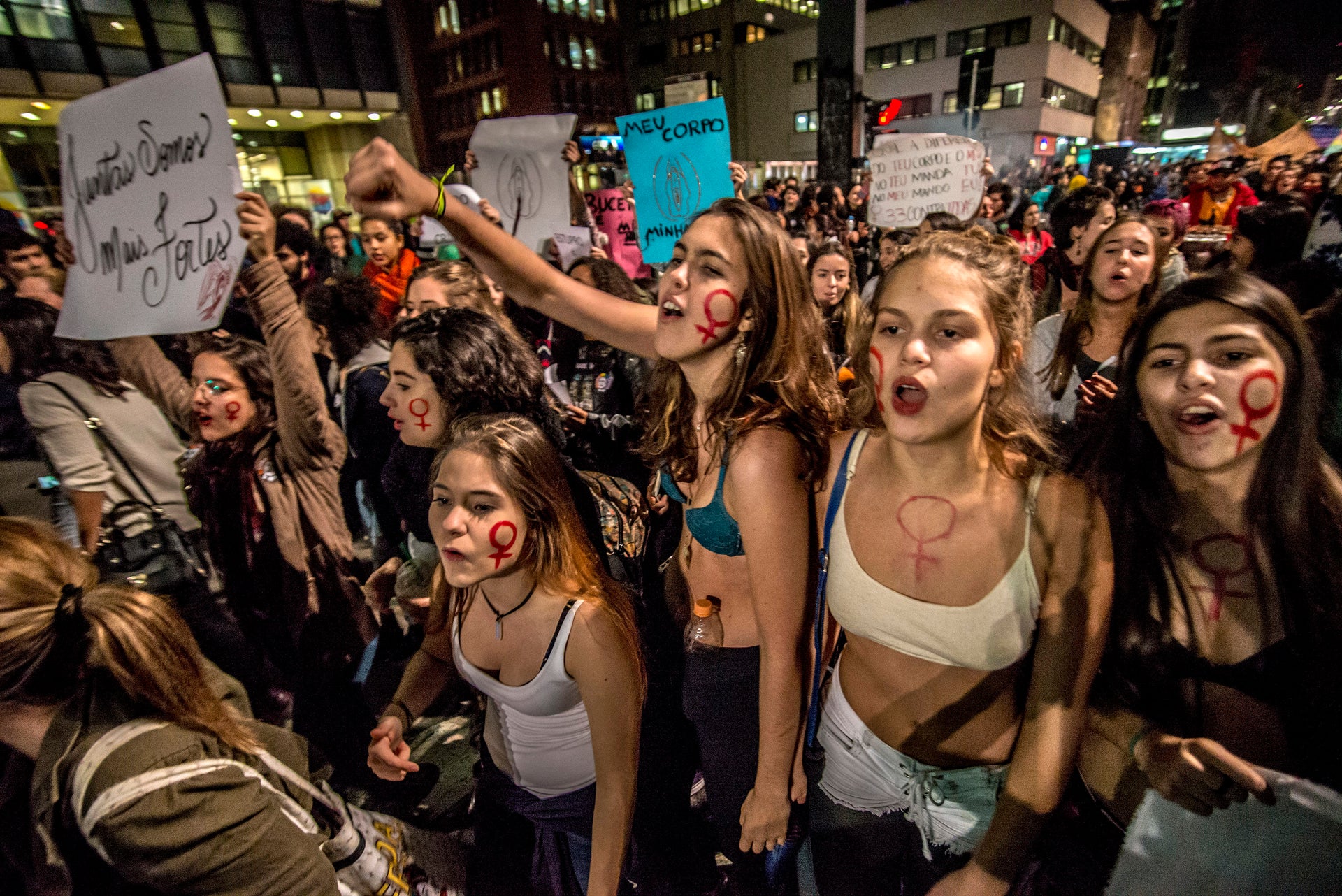 68 Exquisite Photos Of Women Resisting Around The World | HuffPost Women