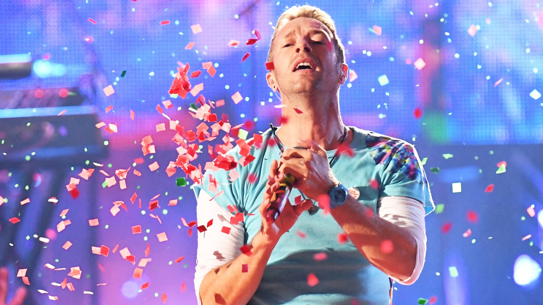 Chris Martin Moshes With Fans During iHeartRadio Music Awards ...