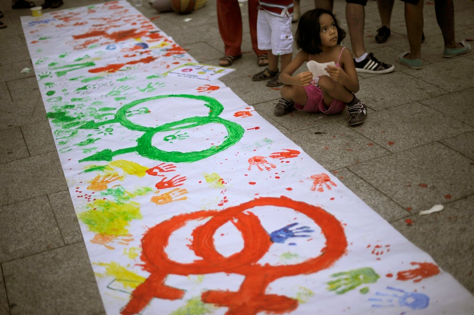 46 Powerful Photos Of Girls Protesting Around The Globe Throughout ...