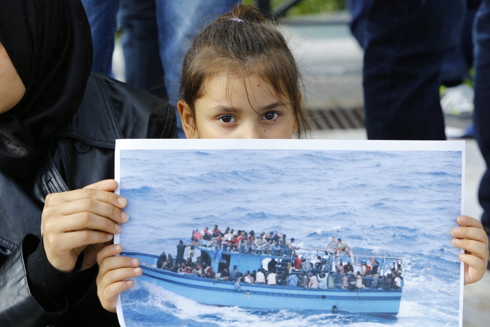 46 Powerful Photos Of Girls Protesting Around The Globe Throughout ...