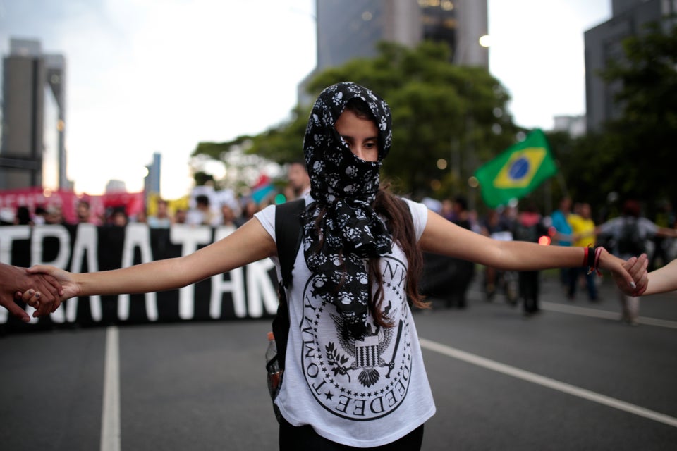 46 Powerful Photos Of Girls Protesting Around The Globe Throughout ...
