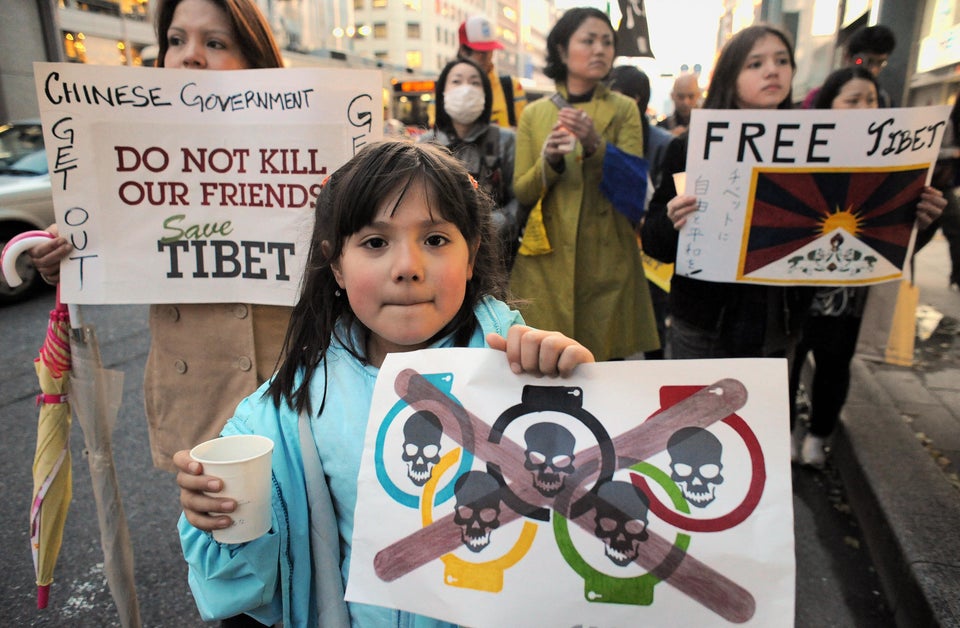 46 Powerful Photos Of Girls Protesting Around The Globe Throughout ...