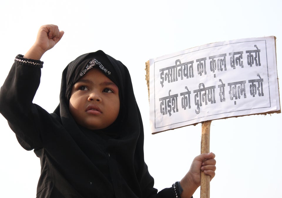 46 Powerful Photos Of Girls Protesting Around The Globe Throughout ...