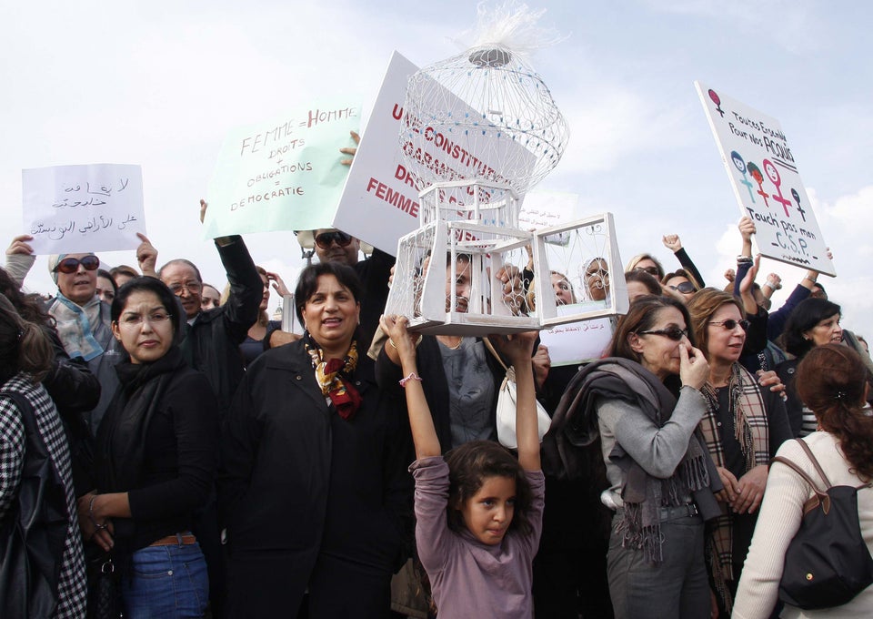 46 Powerful Photos Of Girls Protesting Around The Globe Throughout ...
