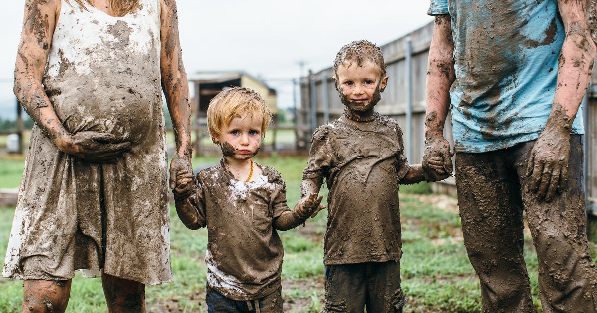 This Awesome Family Jumped Around In The Mud For A Maternity Photo ...