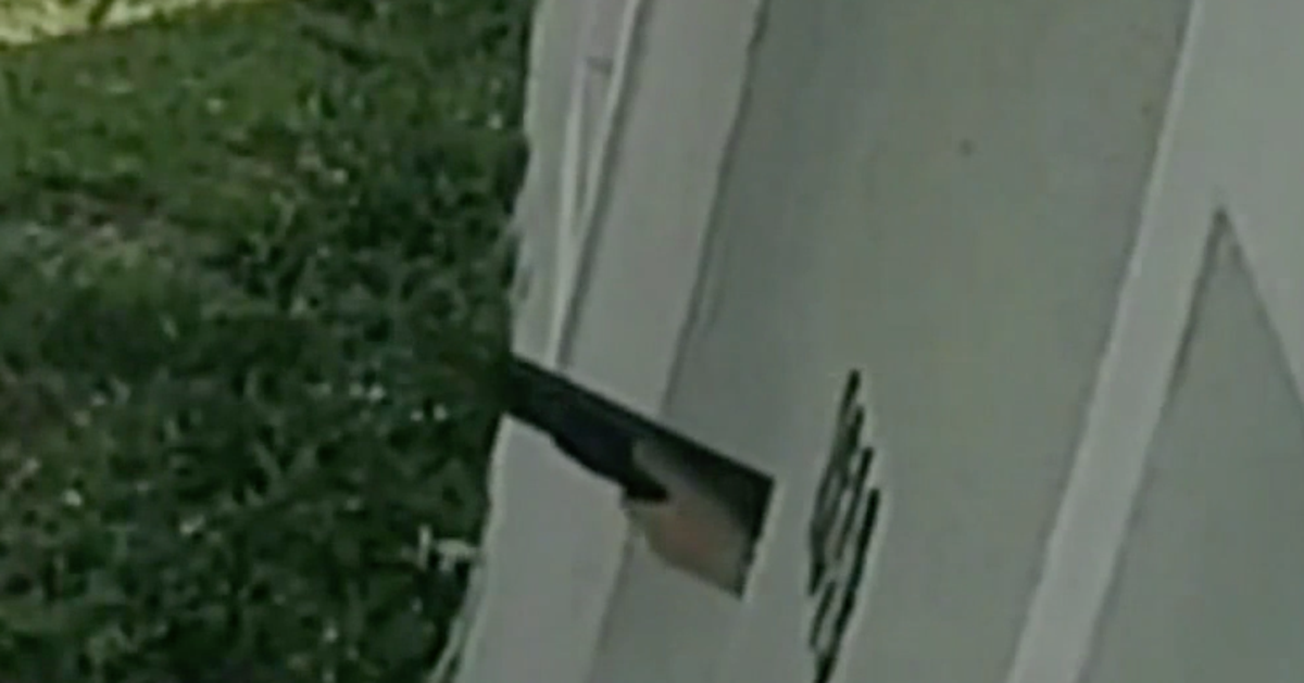 Shotgun-Wielding Mom Scares Off Would-Be Intruder Banging Down Her Door ...