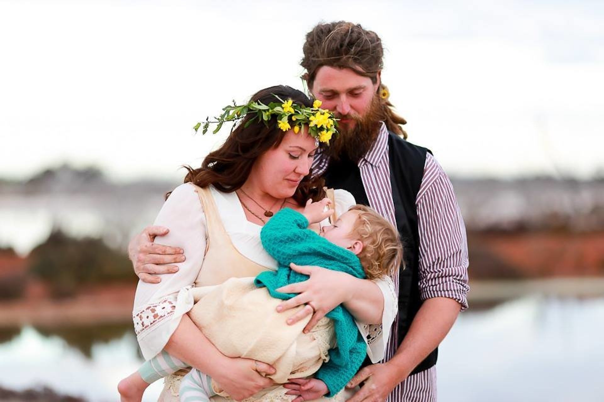 15 Beautiful Photos Of Brides Breastfeeding On The Wedding Day ...