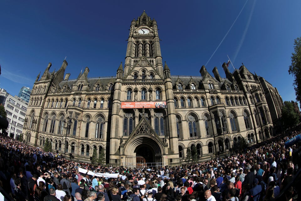 Photos Show The World Mourning With Manchester After Deadly Bombing ...