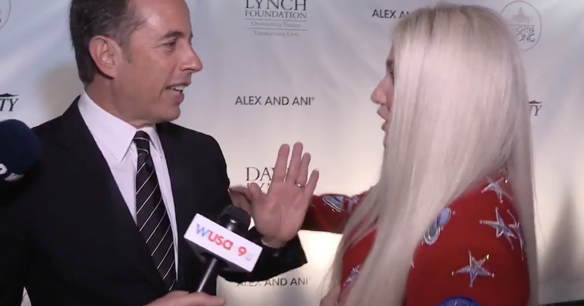 Jerry Seinfeld Visits Kesha Mural In Melbourne | HuffPost Entertainment