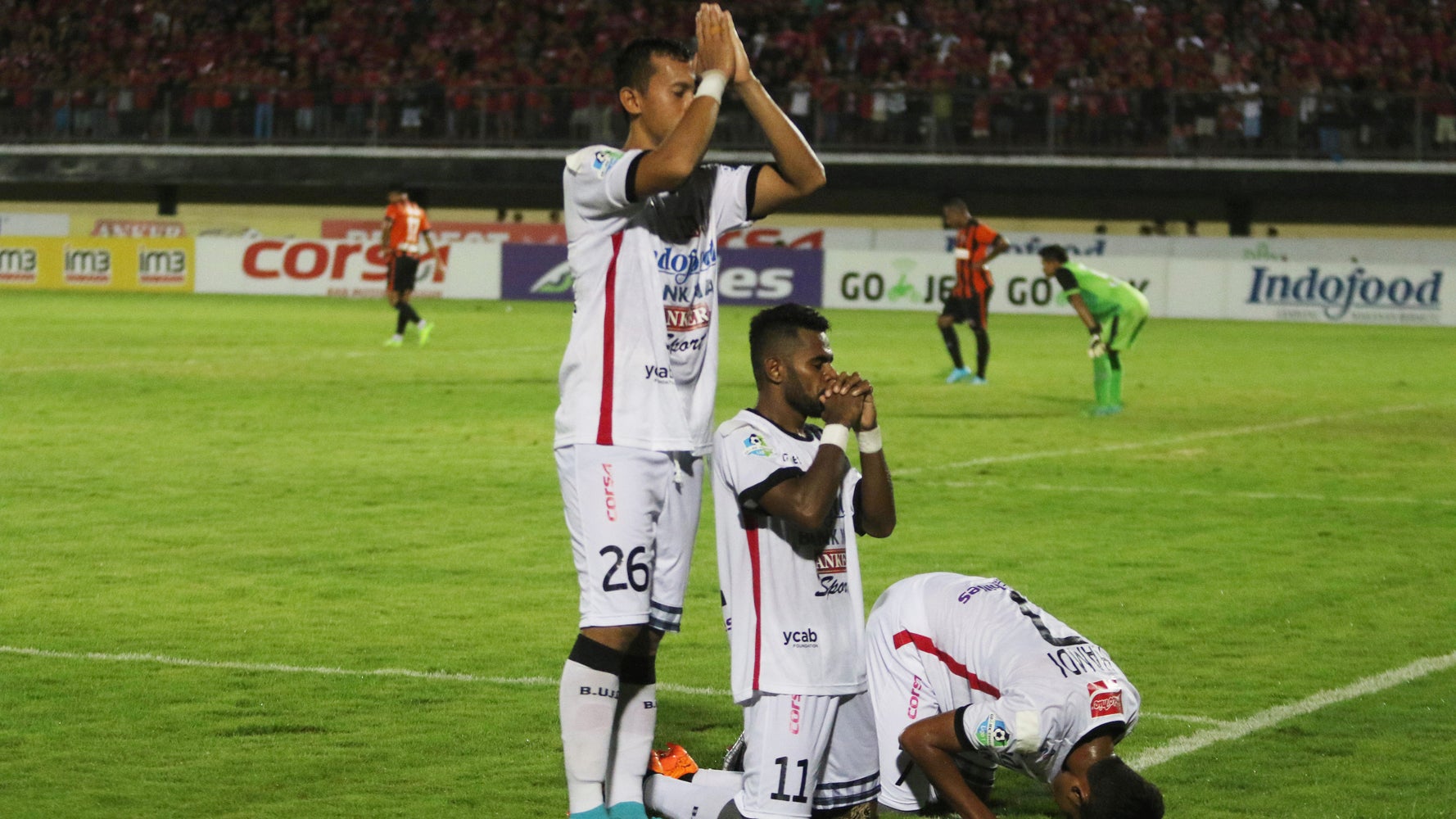 Hindu, Christian, Muslim Soccer Players Pray In Powerful Display Of ...