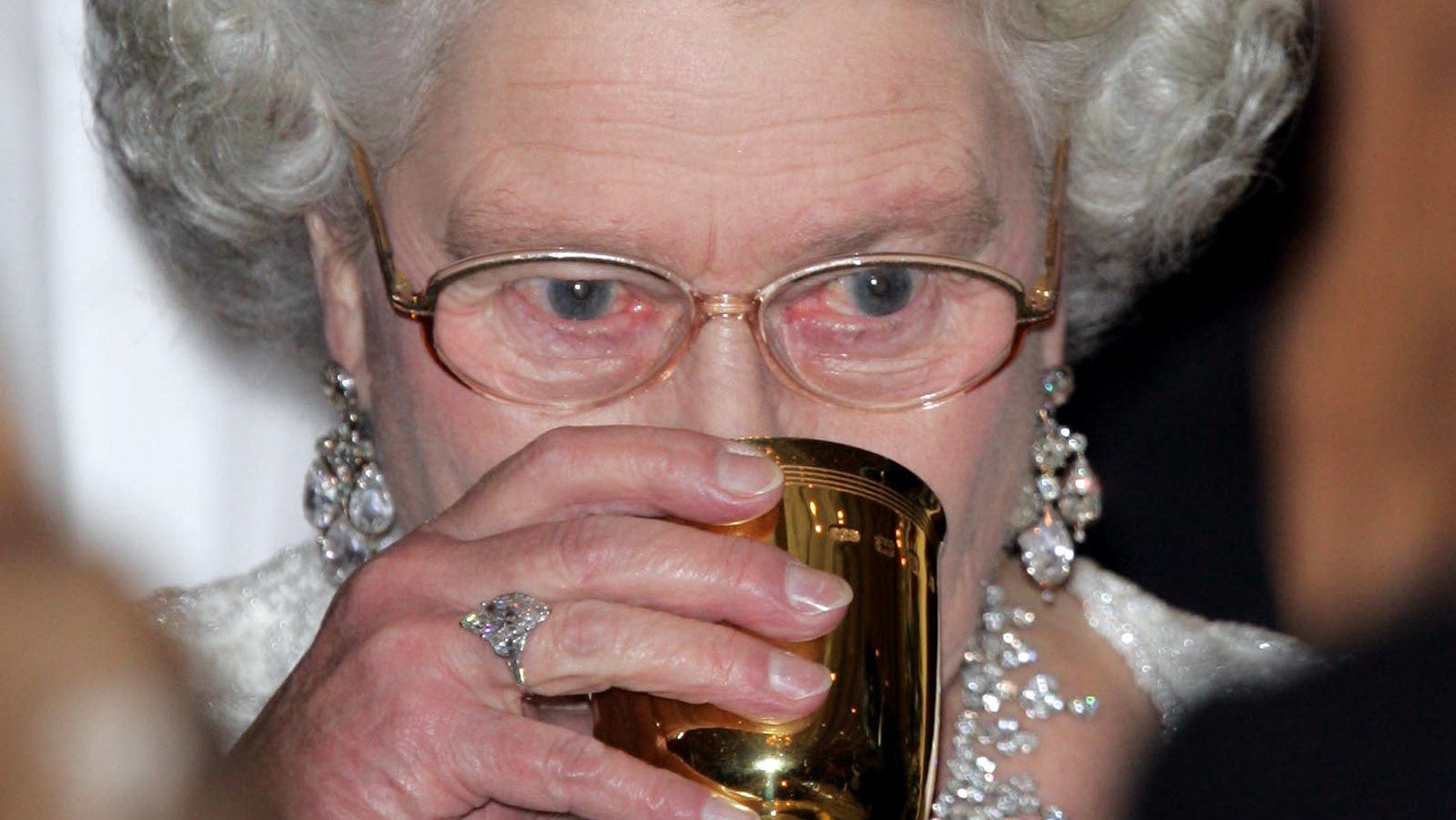 How To Make Gin And Dubonnet, Queen Elizabeth II's Morning Cocktail Of ...