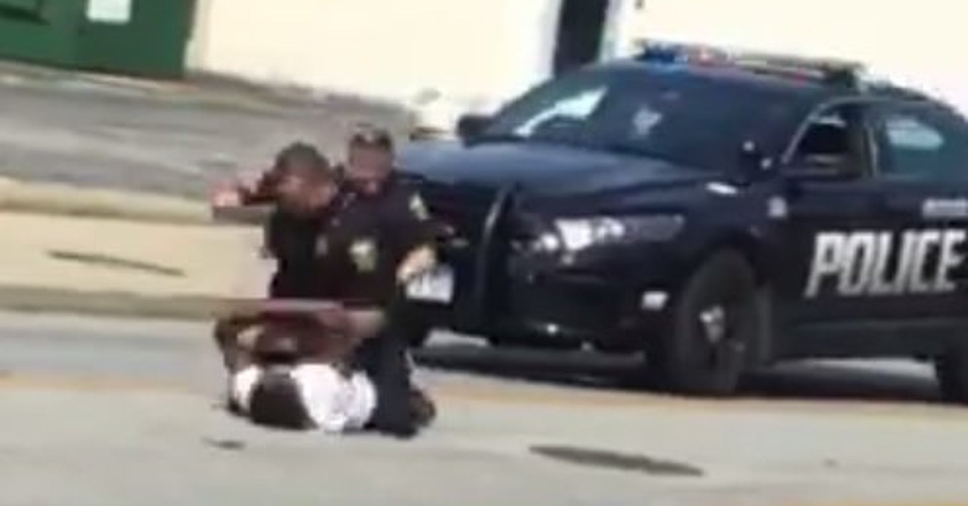 Video Shows White Cop Repeatedly Punch Black Man After Traffic Stop Huffpost