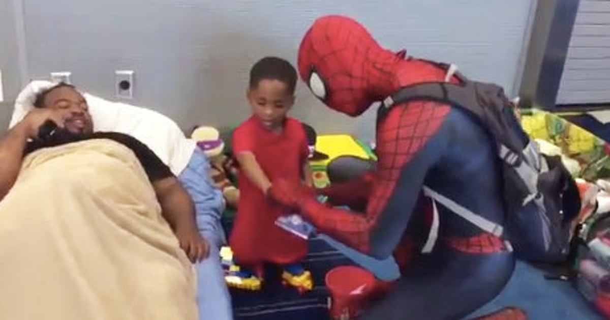 Spider-Man Cheers Up Kids Stuck In Houston Shelter After Harvey Floods ...