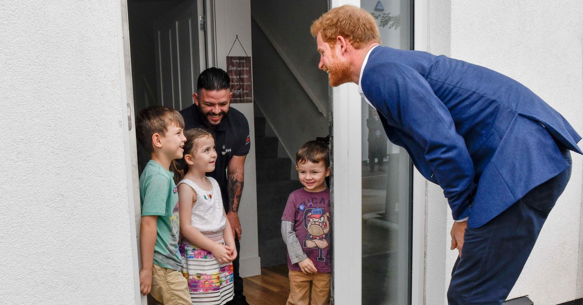 Five-Year-Old Gives Prince Harry Hilarious Order Before Welcoming Him ...