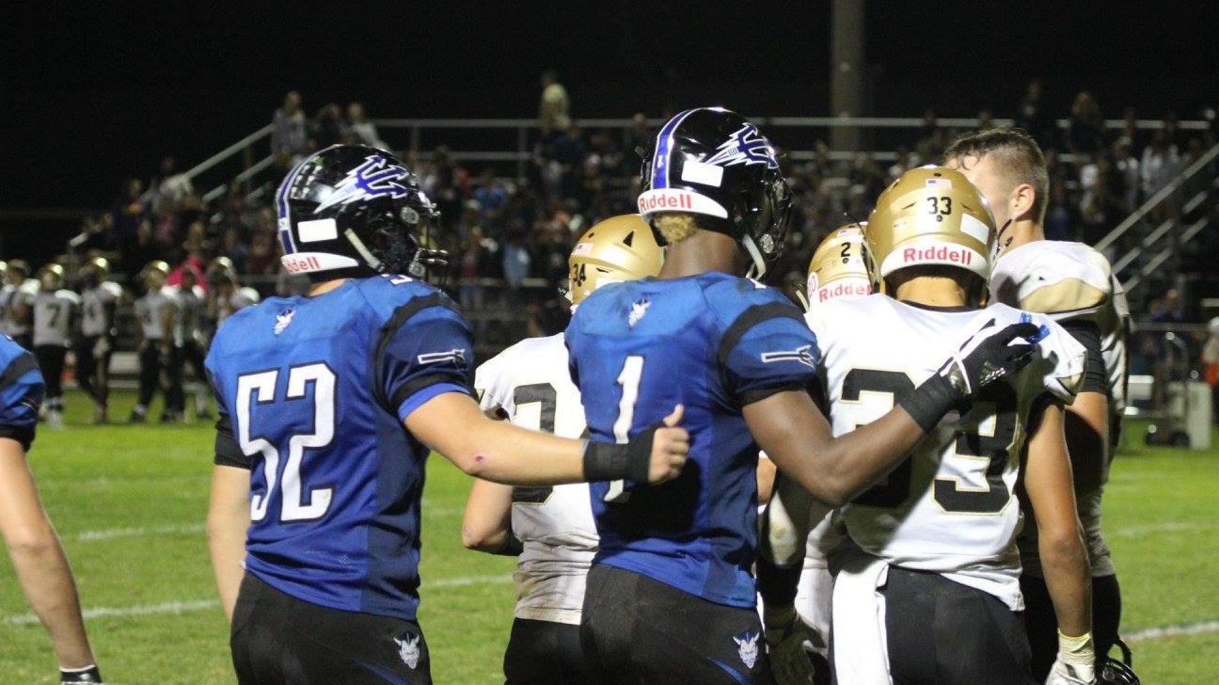 Sportsmanship defined in a single football photo | HuffPost Contributor