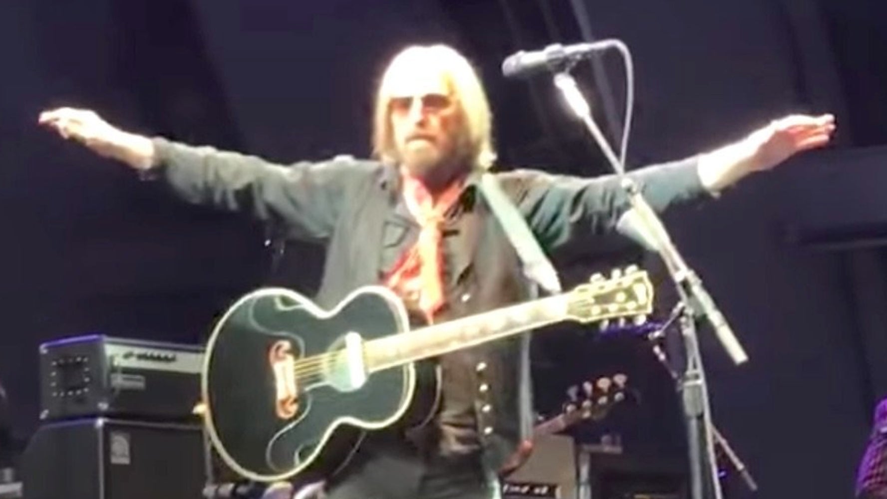 Watch A Powerful Moment From Tom Petty's Very Last Performance | HuffPost