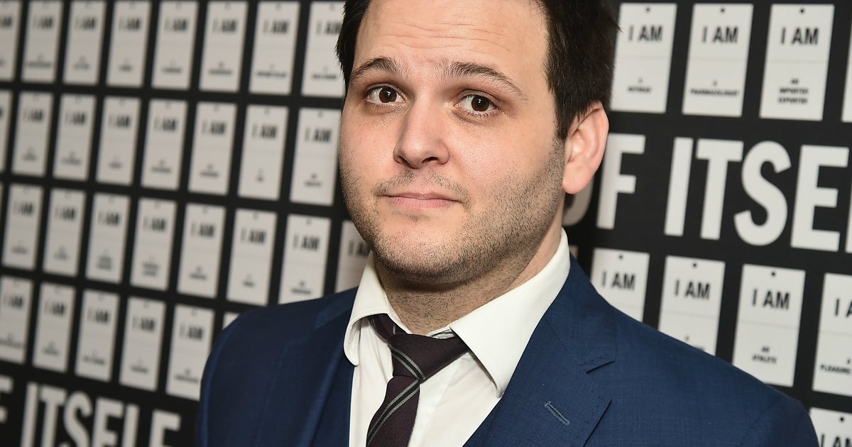 Review: Derek DelGaudio Delivers Meta, Memory, and Magic in “In and of ...