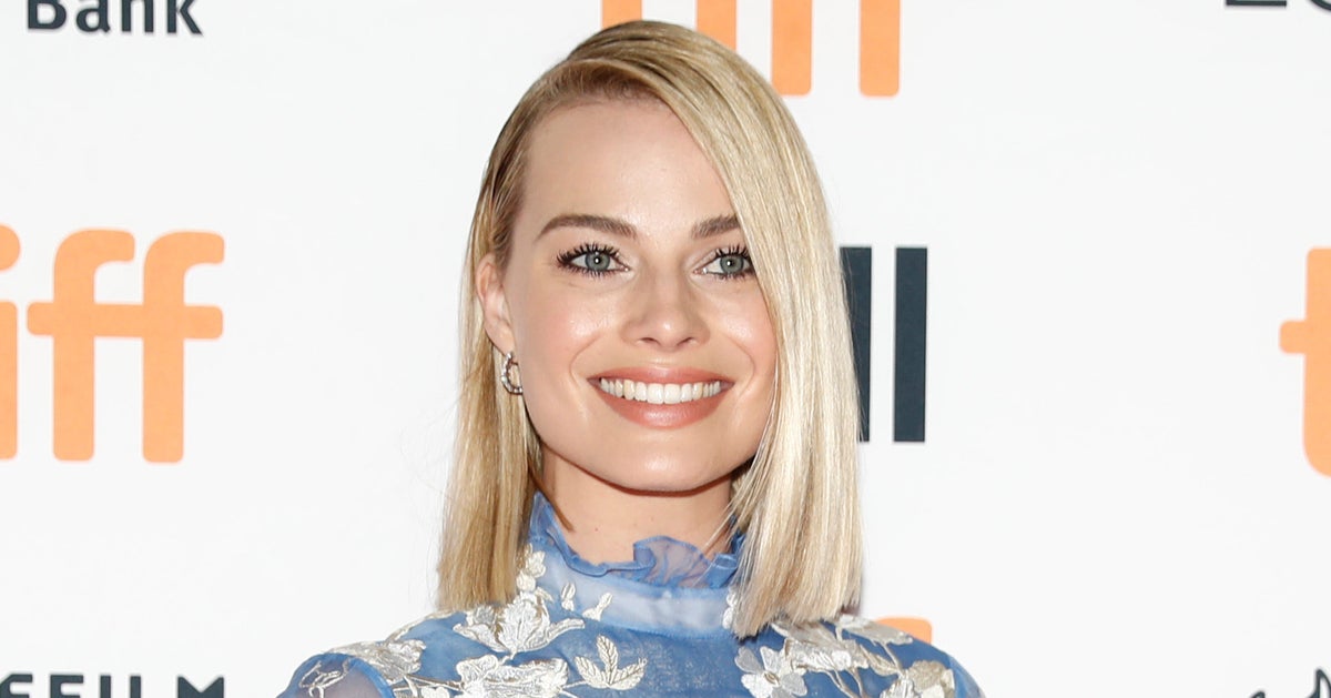 The Simple Reason Margot Robbie Doesn't Wear A Wedding Ring Every Day ...