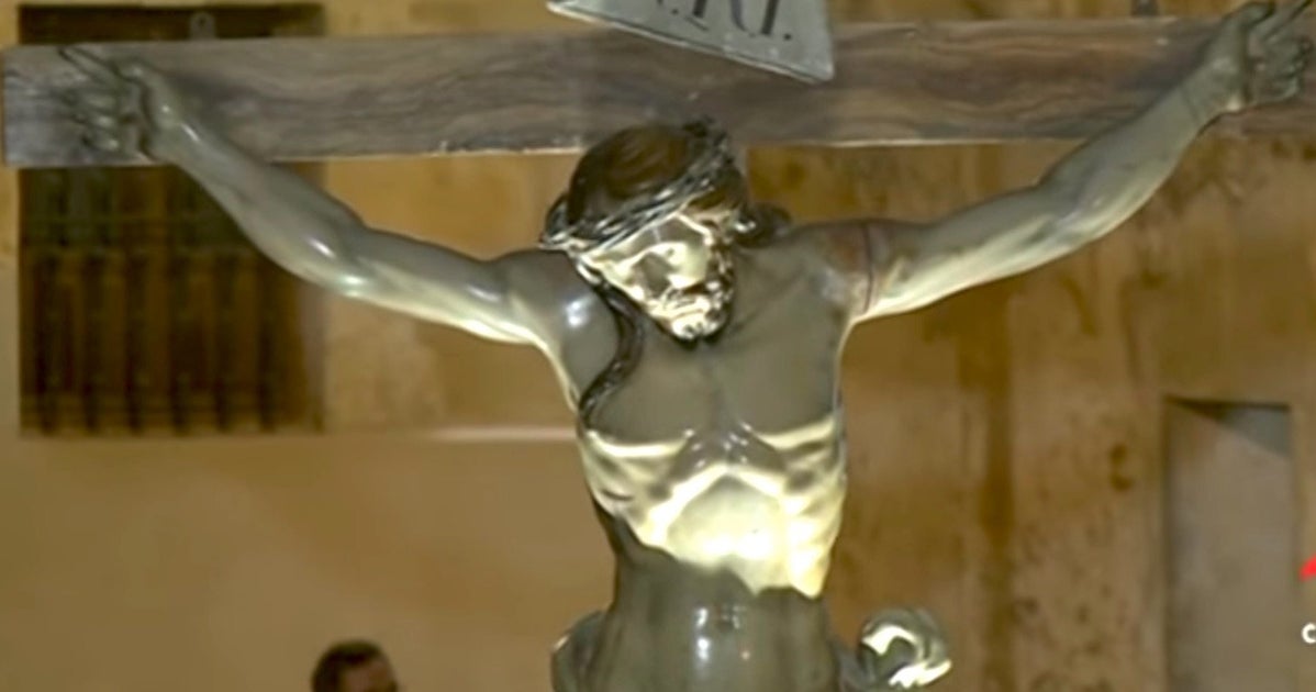 Un message secret caché dans les fesses d'une statue de Jésus pendant ...