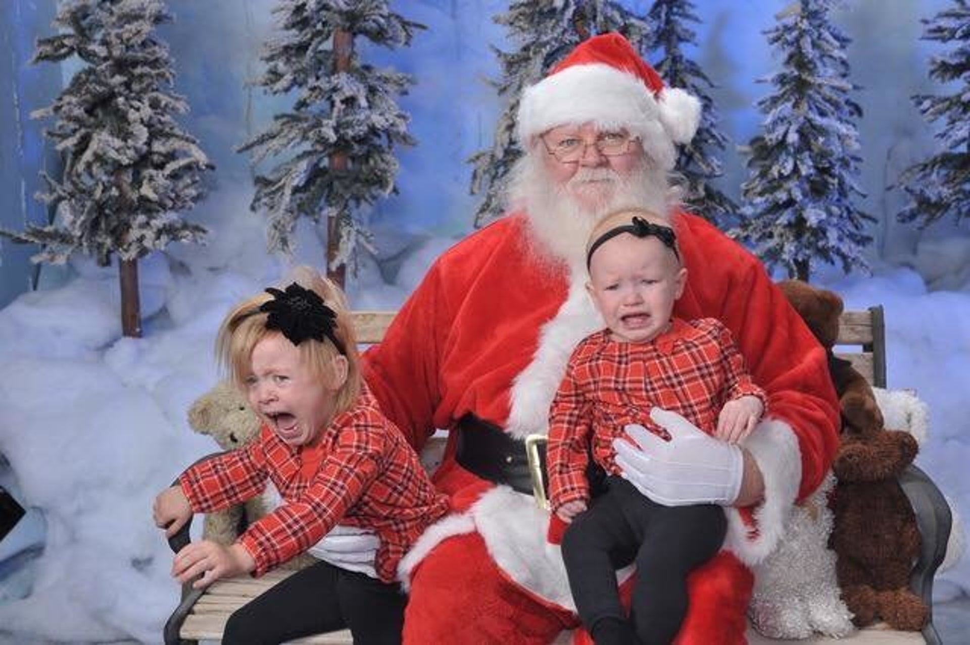 39 Santa Photos That Did NOT Go As Planned | HuffPost Life