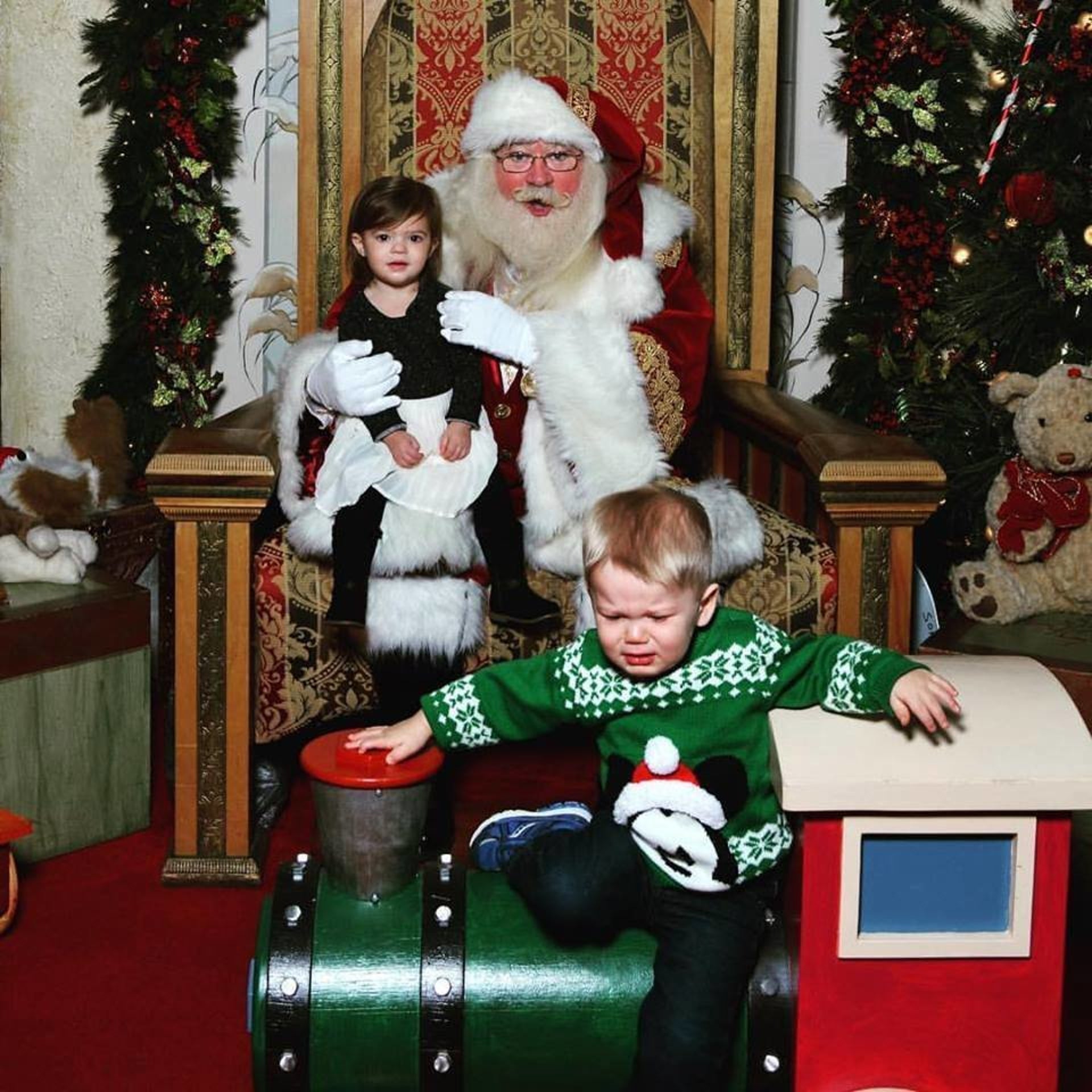 39 Santa Photos That Did NOT Go As Planned | HuffPost Life