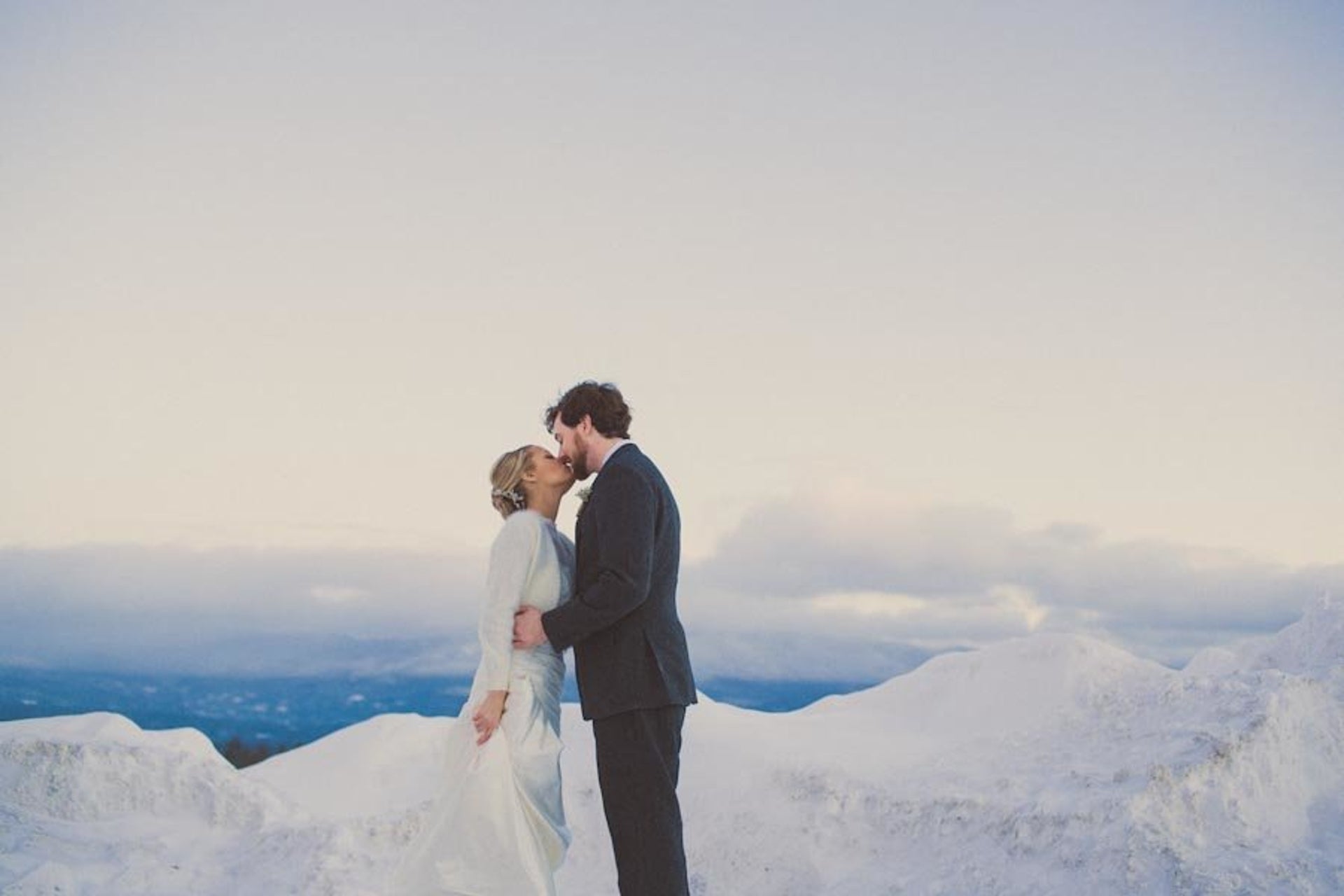 31 Snowy Wedding Pics That Are Straight Out Of A Winter Wonderland ...