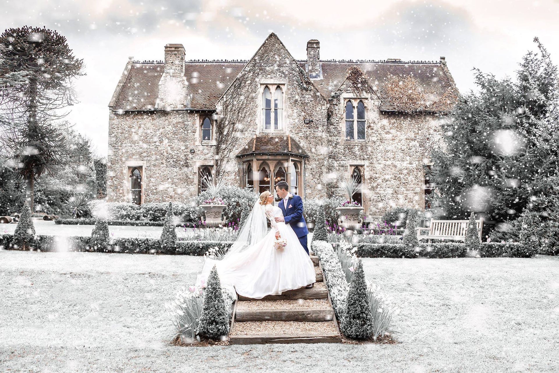 31 Snowy Wedding Pics That Are Straight Out Of A Winter Wonderland ...
