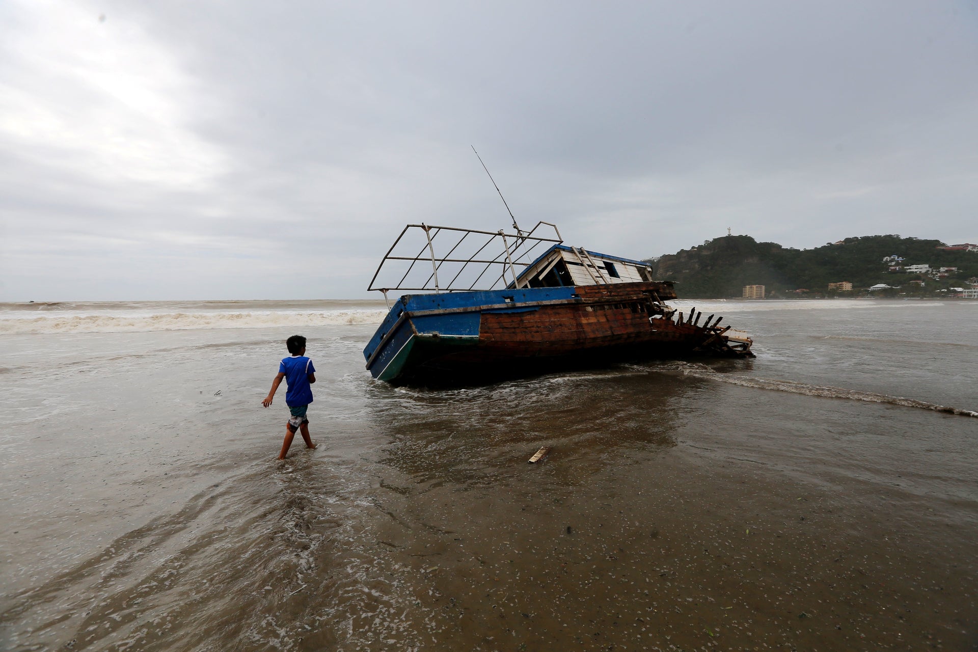 26 Photos That Show The Natural Disasters Humanity Faced In 2017 ...