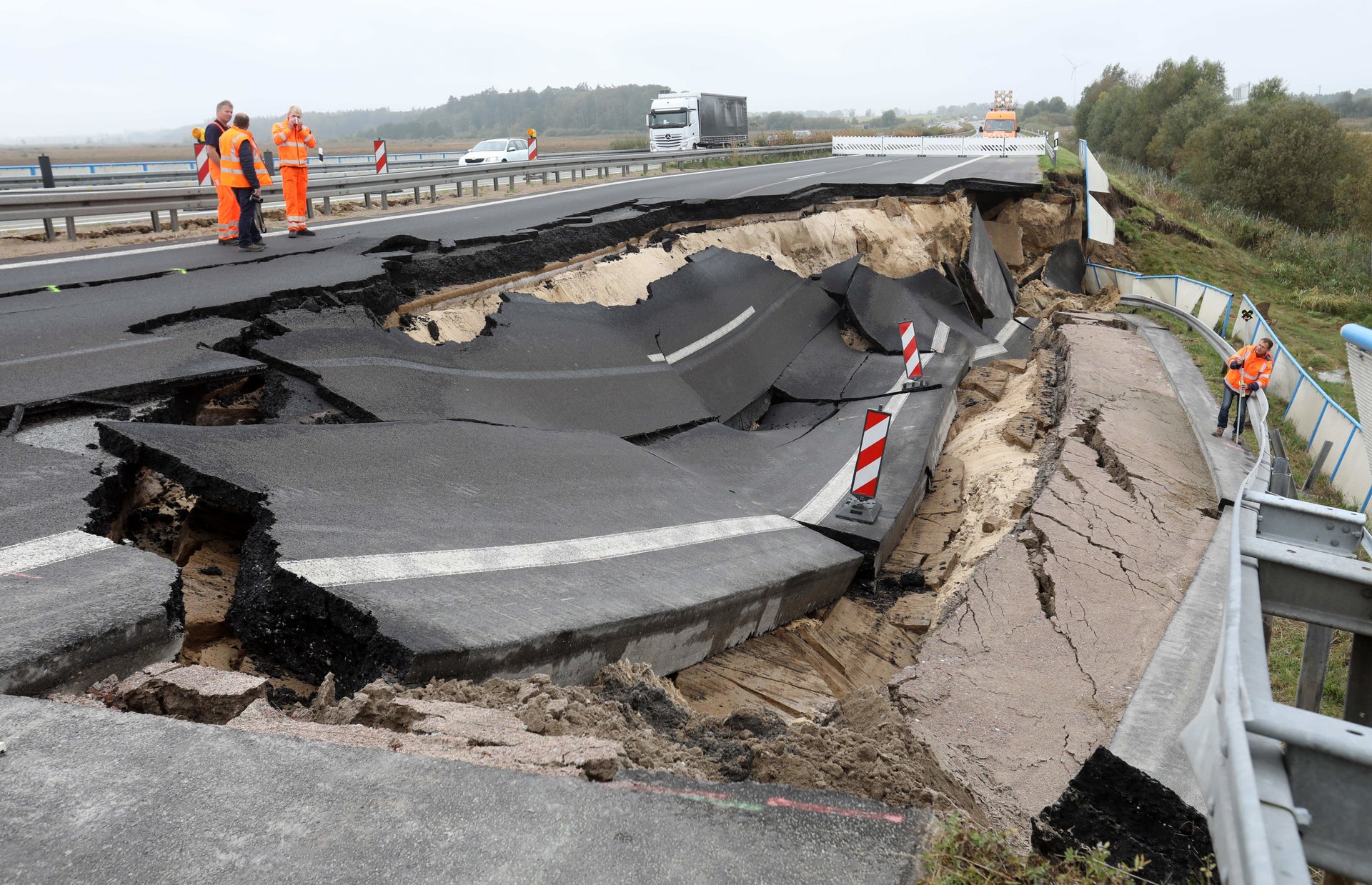26 Photos That Show The Natural Disasters Humanity Faced In 2017 ...