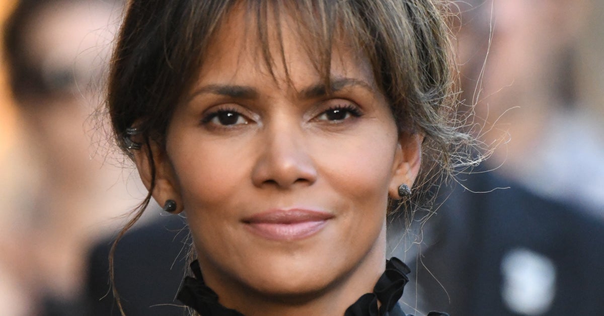 Halle Berry Thanks Her Middle Finger For Getting Her Through 2017 ...