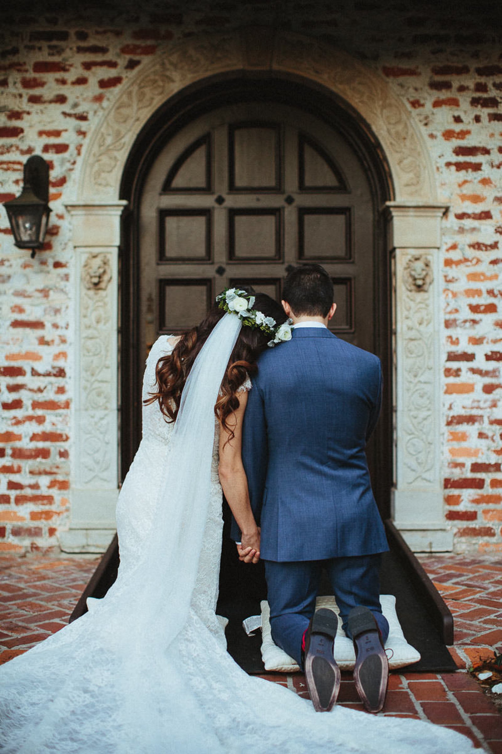 27 Romantic Wedding Photos That Capture Pure, Unadulterated Love ...