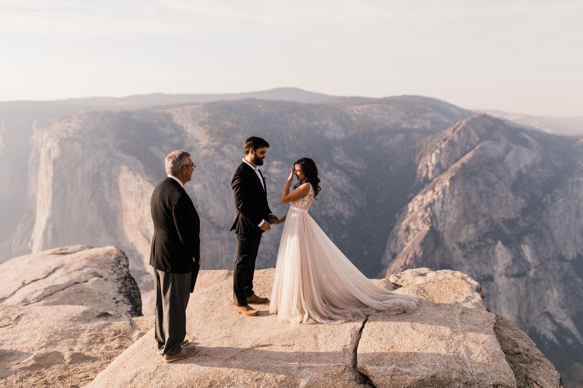 27 Romantic Wedding Photos That Capture Pure, Unadulterated Love ...