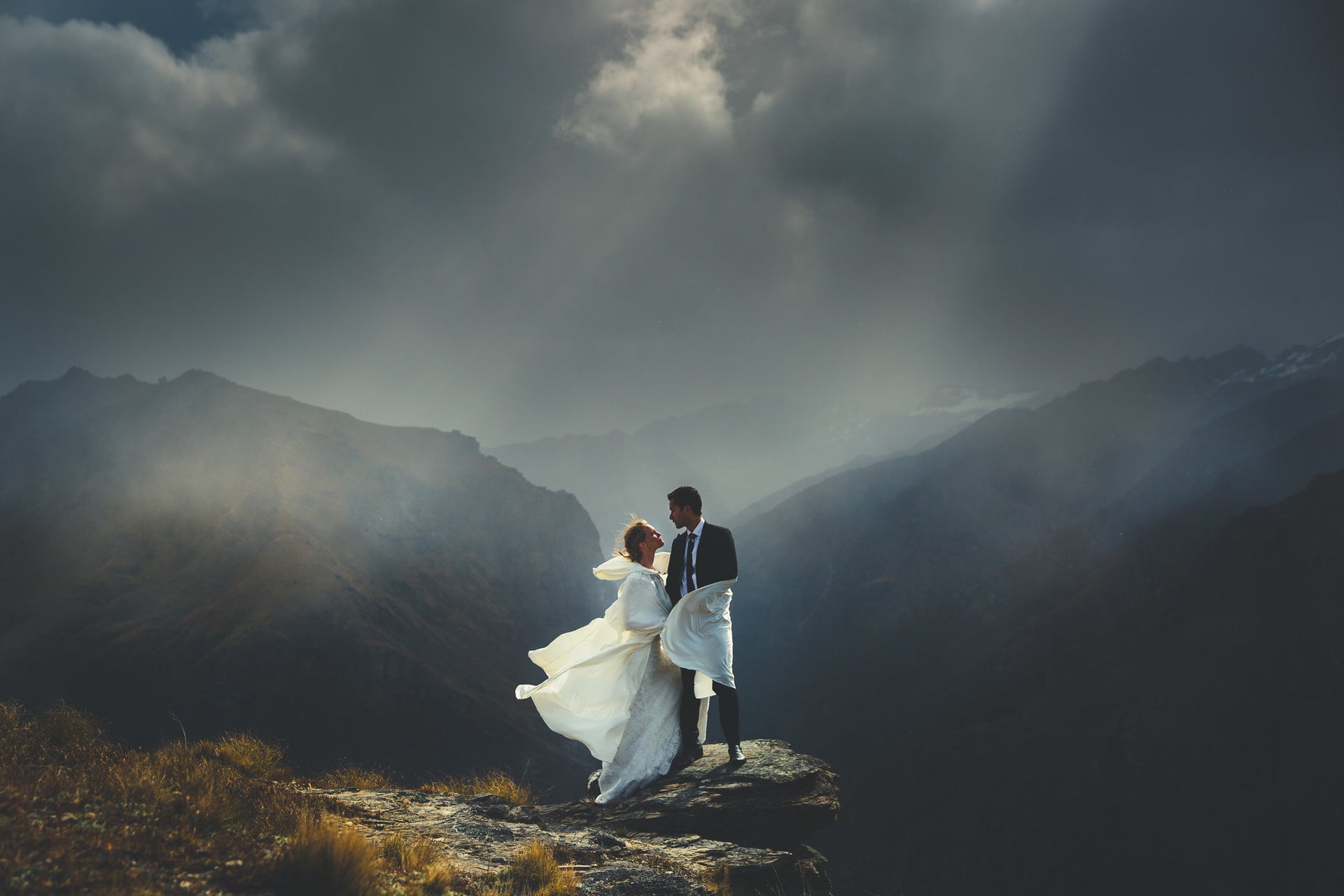 27 Romantic Wedding Photos That Capture Pure, Unadulterated Love ...
