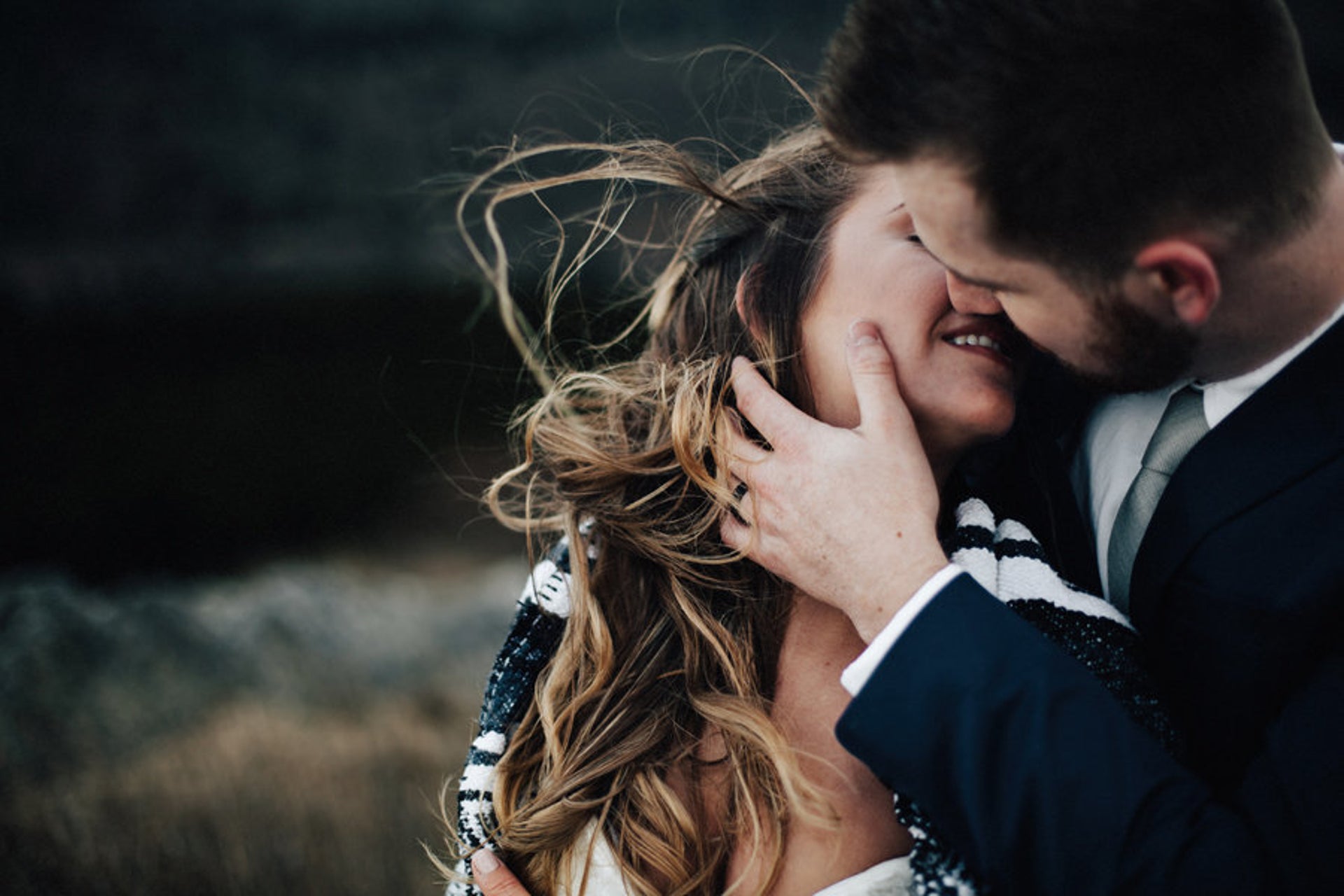 27 Romantic Wedding Photos That Capture Pure, Unadulterated Love ...