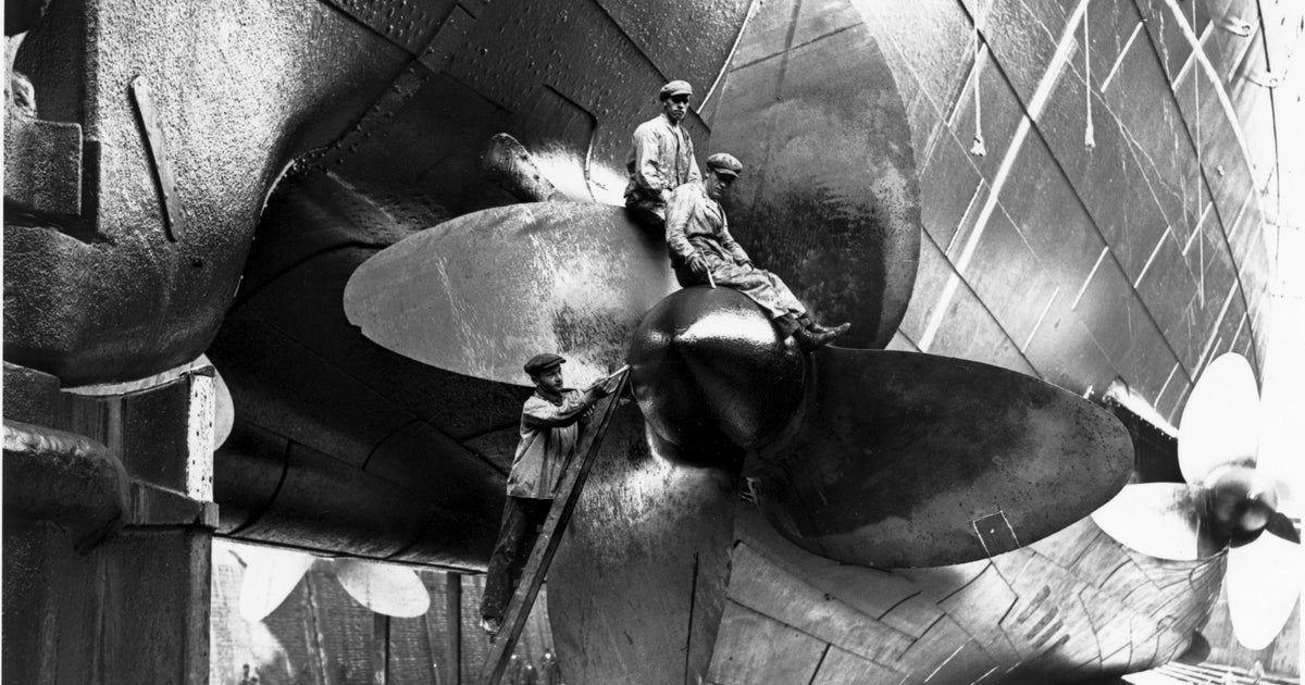 27 Awe-Inspiring Photos Of Average-Sized Humans Next To Huge Machines ...