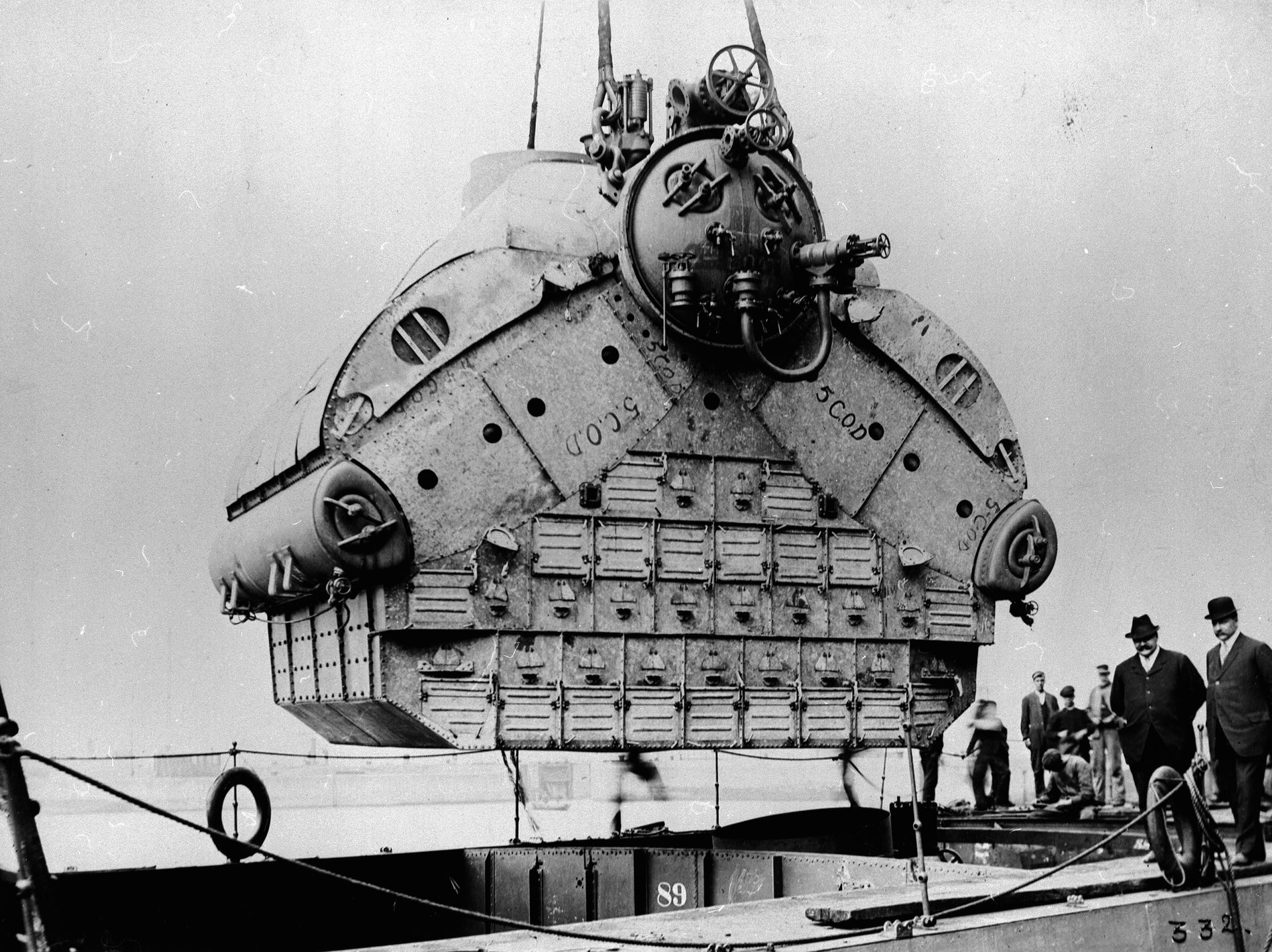 27 Awe-Inspiring Photos Of Average-Sized Humans Next To Huge Machines ...