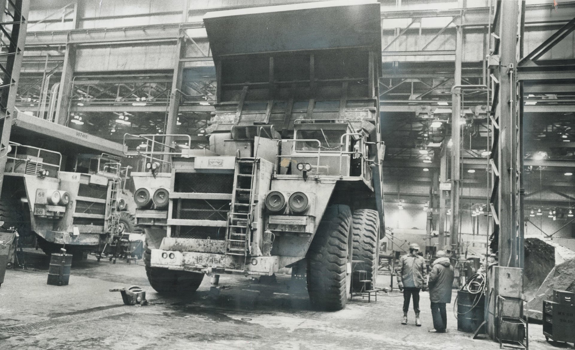 27 Awe-Inspiring Photos Of Average-Sized Humans Next To Huge Machines ...