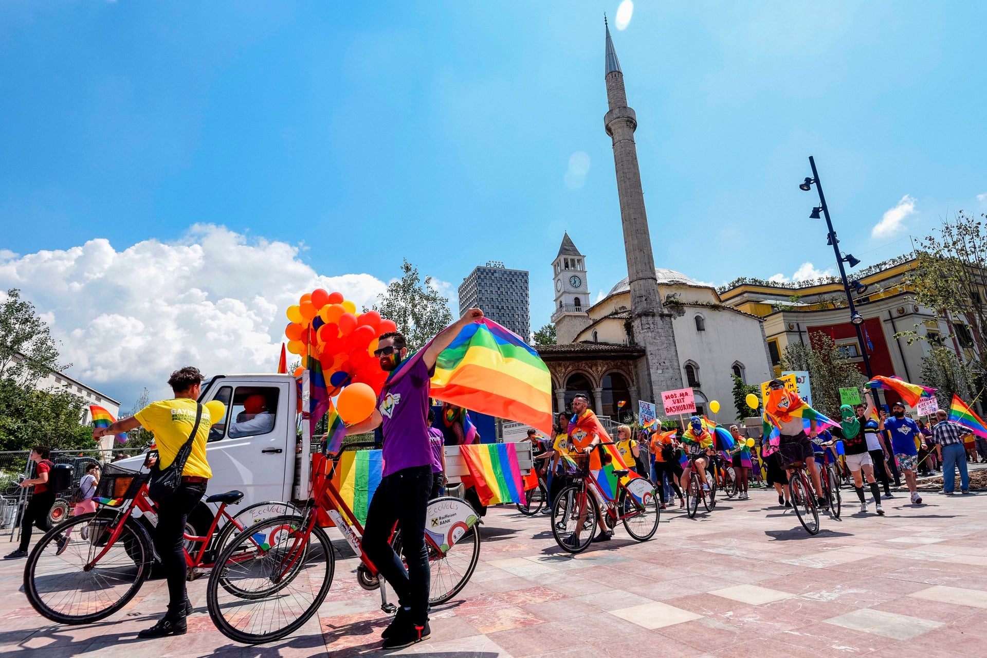 37 Beautiful Photos Of LGBTQ Pride Celebrations Around The World ...