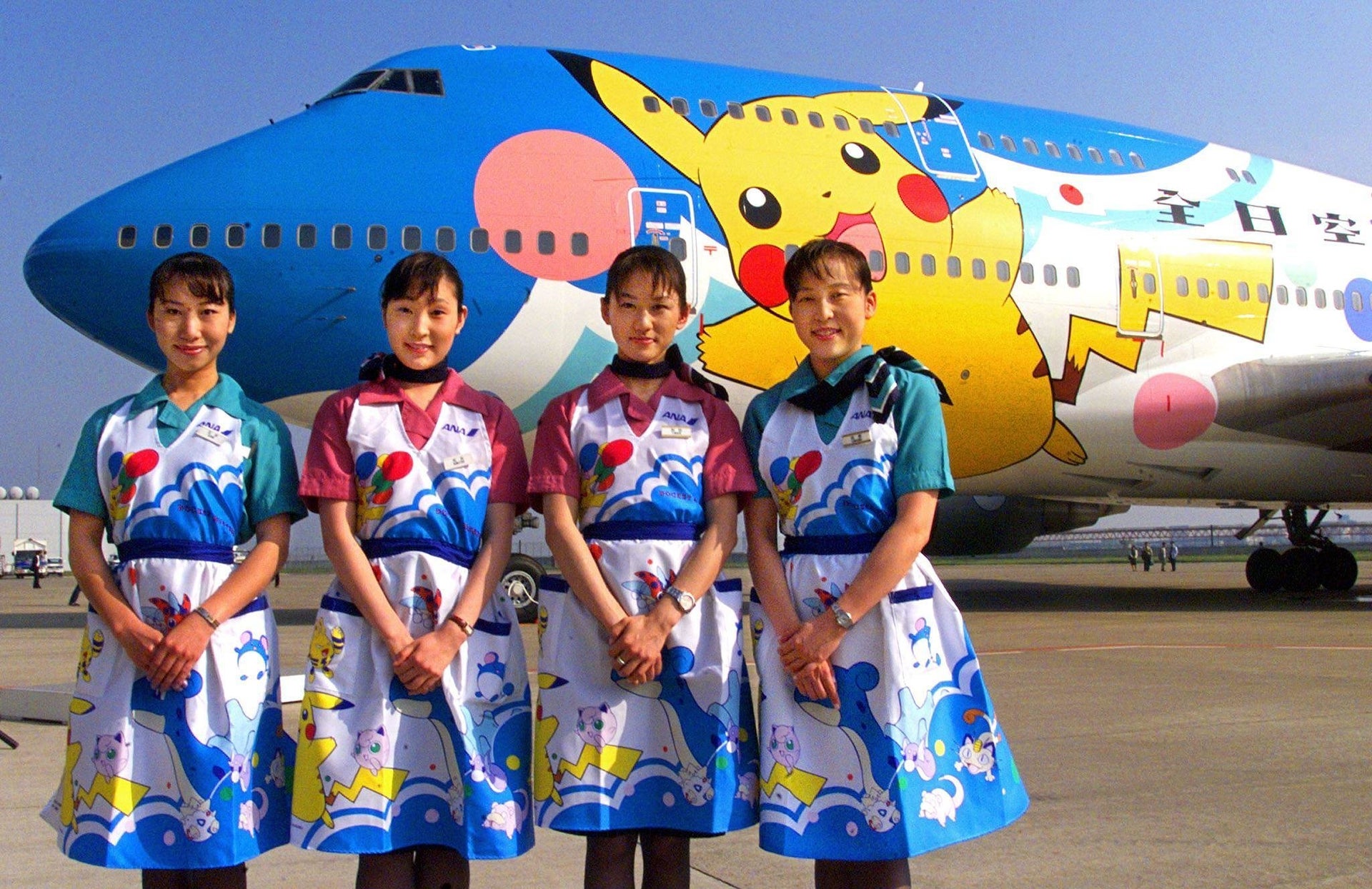 47 Stunning Photos Of Flight Attendant Uniforms Over The Years ...