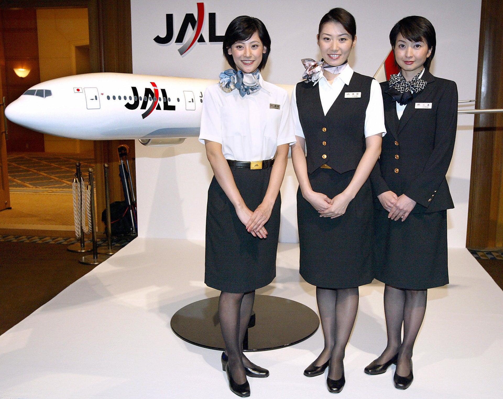 47 Stunning Photos Of Flight Attendant Uniforms Over The Years ...