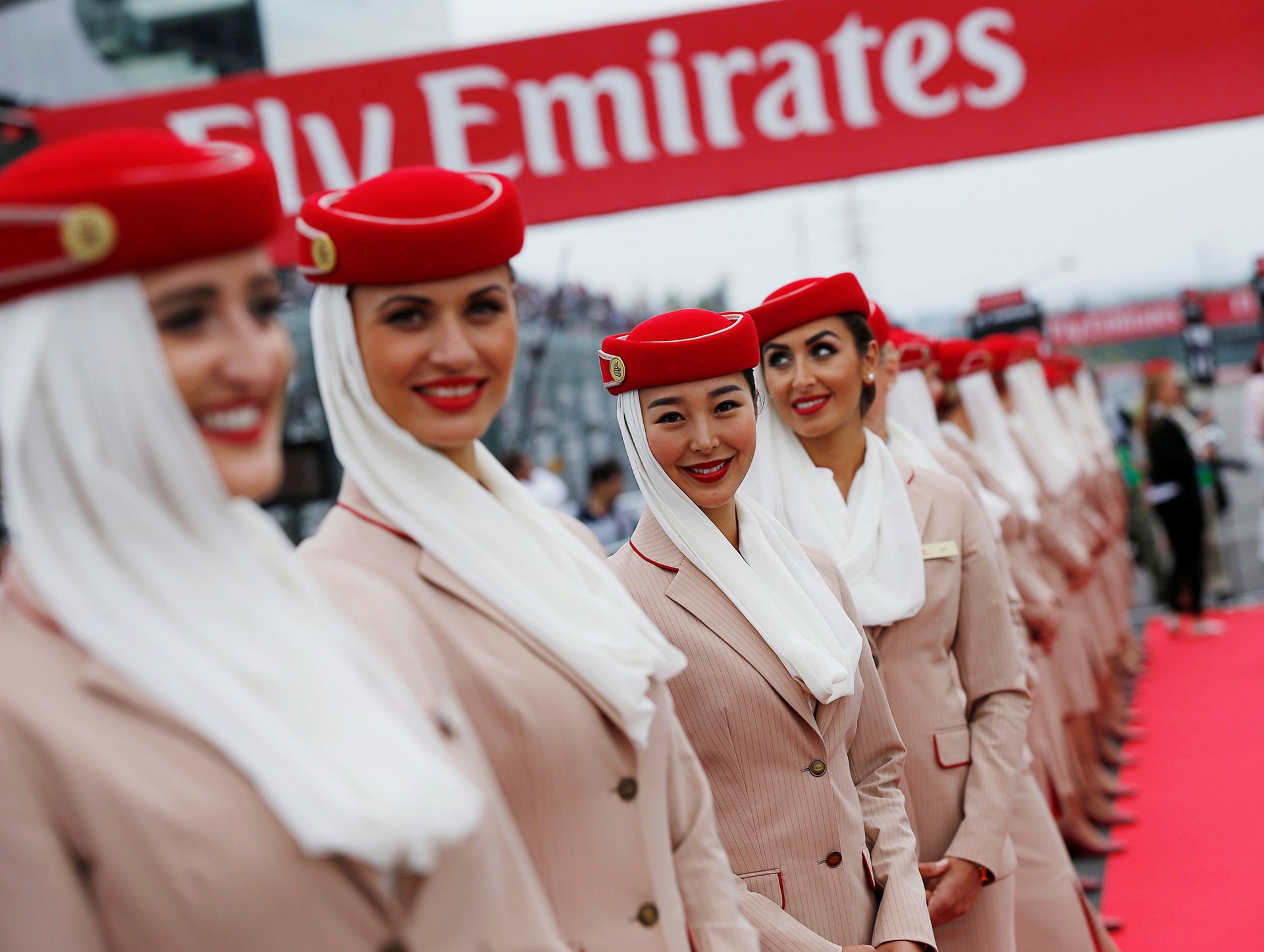 47 Stunning Photos Of Flight Attendant Uniforms Over The Years ...