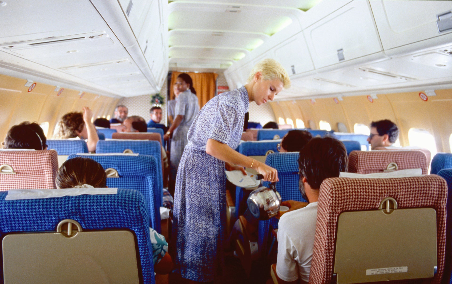 47 Stunning Photos Of Flight Attendant Uniforms Over The Years ...