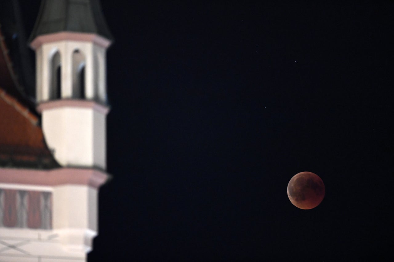 33 Spectacular Photos Of The Longest Full ‘Blood Moon’ Of The Century ...