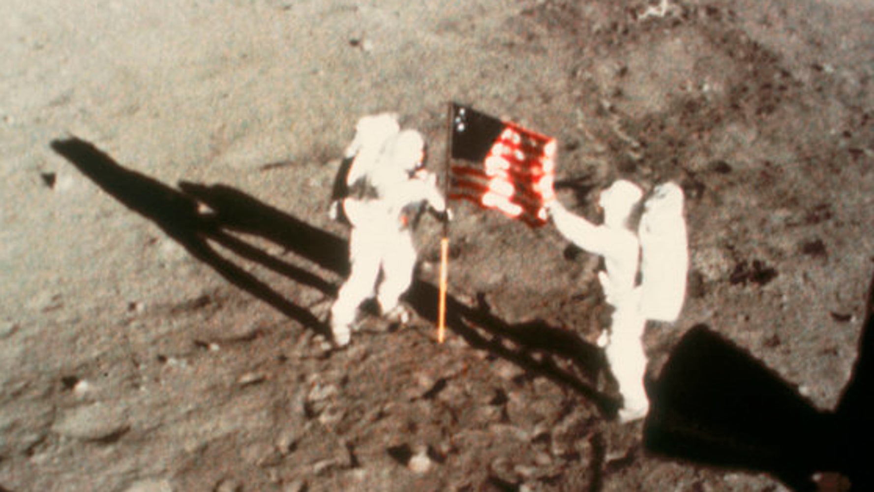 Buzz Aldrin Weighs In On 'First Man' Flag Flap With Moon Landing Photos ...