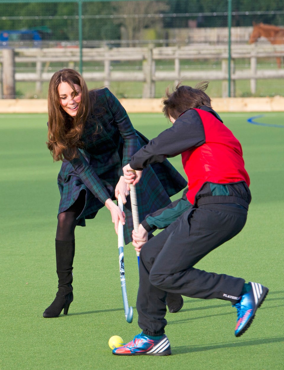 Kate Middleton Is School Ready In Pleated Skirt Photos Huffpost Life 4043