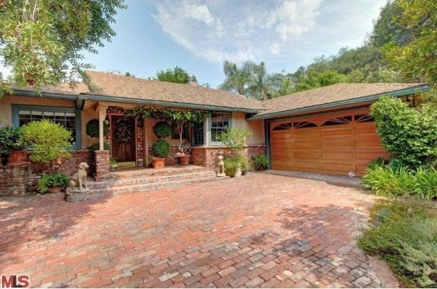 Ed Asner's Home Goes Up For Sale, Features Lots Of Florals, Relatively ...