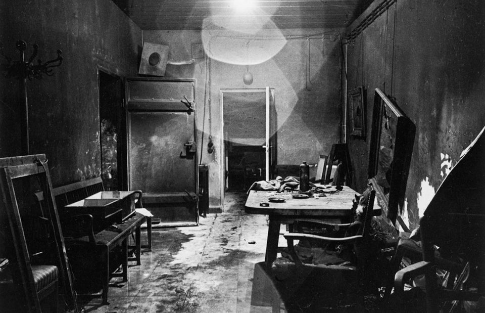 Lee Miller 1940s Vogue Photographer Poses In Hitlers Bathtub Photo Huffpost Life