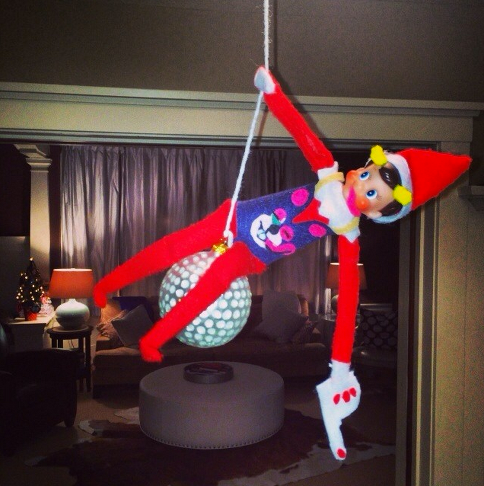 19 Must-See, Culturally-Relevant Elf On The Shelf Scenes | HuffPost Life