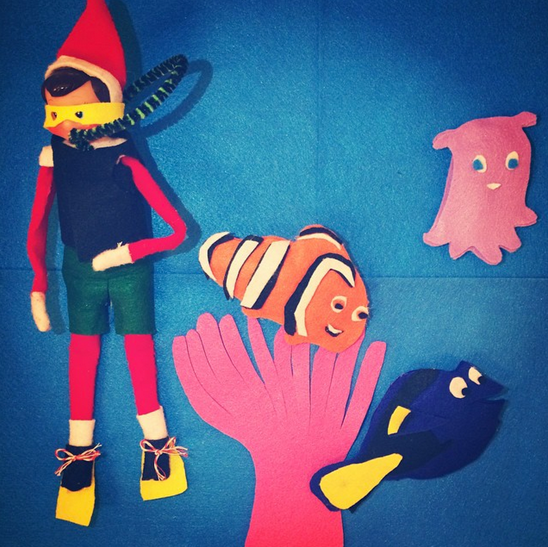 19 Must-See, Culturally-Relevant Elf On The Shelf Scenes | HuffPost Life
