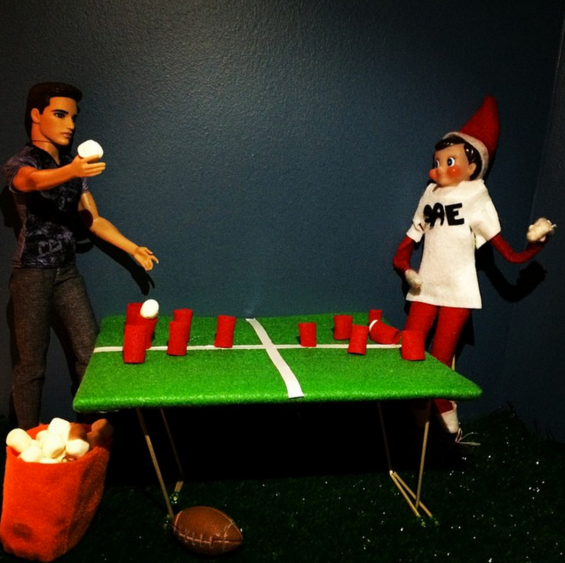 19 Must-See, Culturally-Relevant Elf On The Shelf Scenes | HuffPost Life